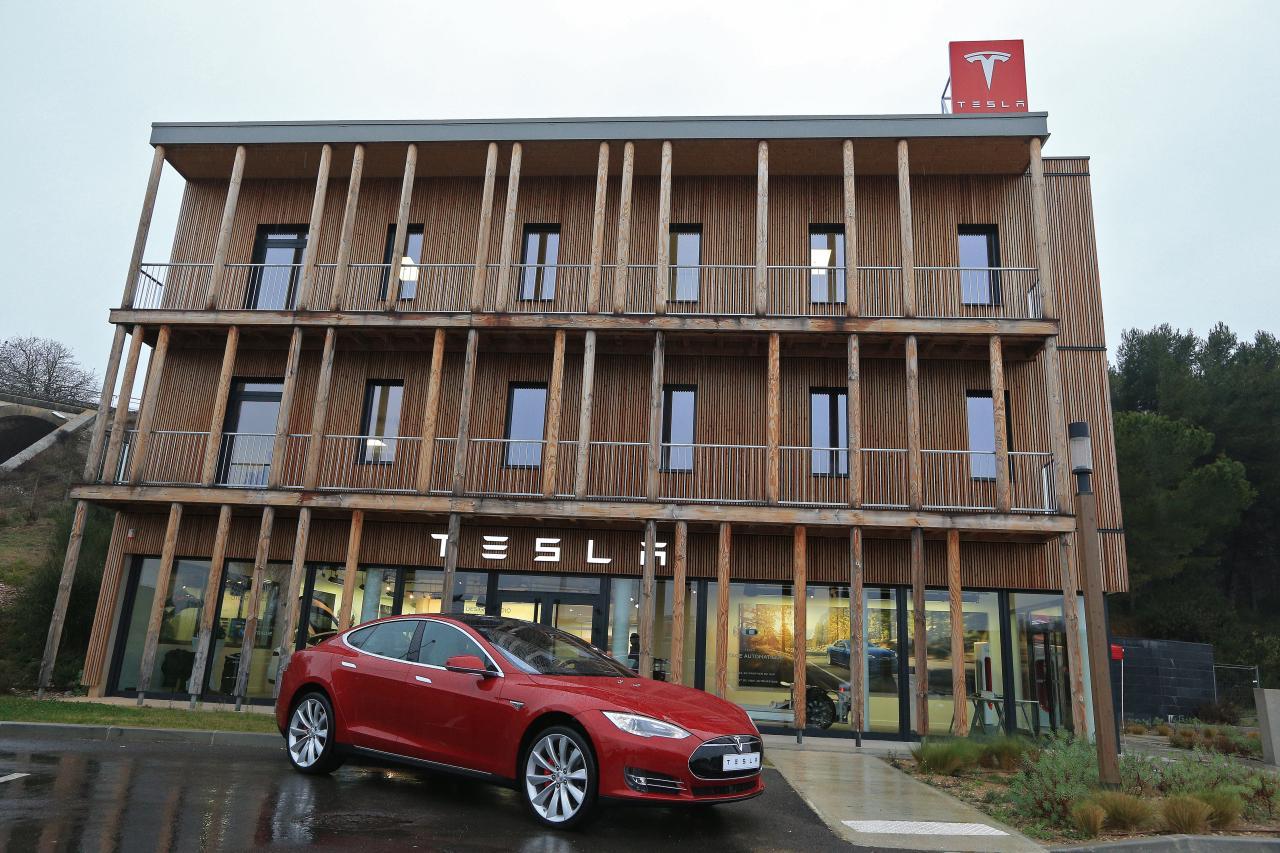 Tesla poursuit son développement en France