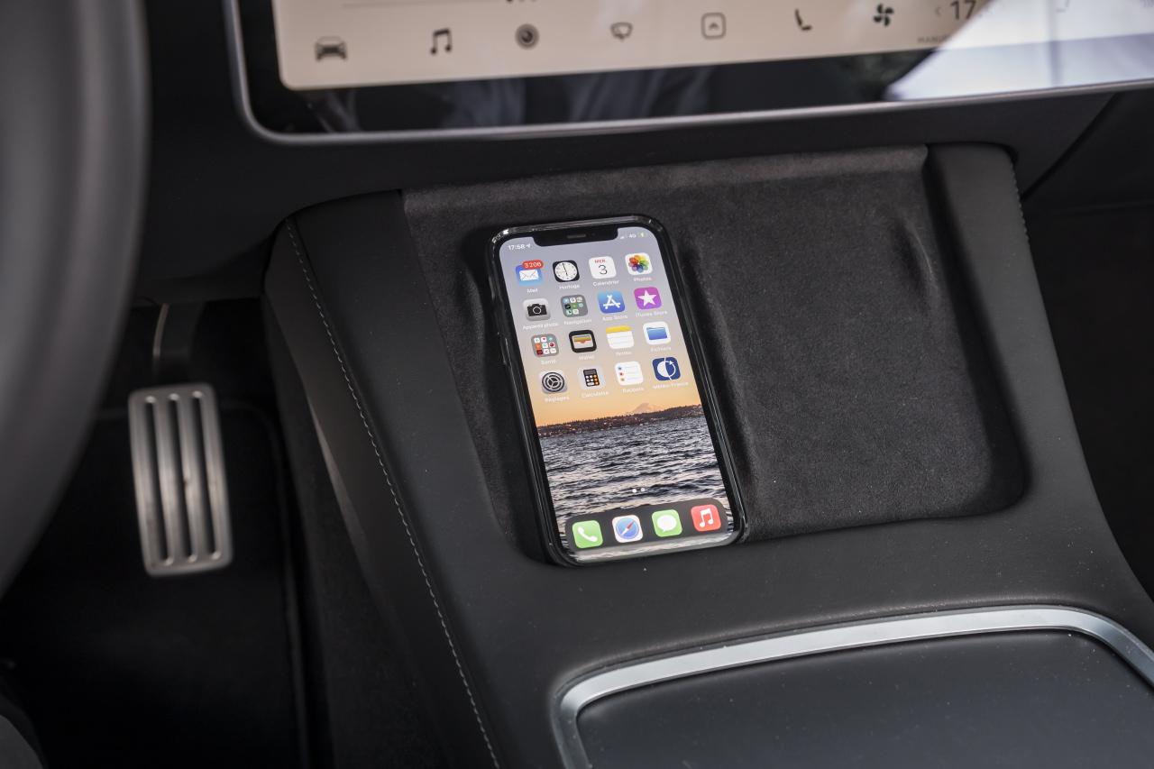 Photo 39 - CarPlay android recharge smartphone - Tesla Model 3 ...