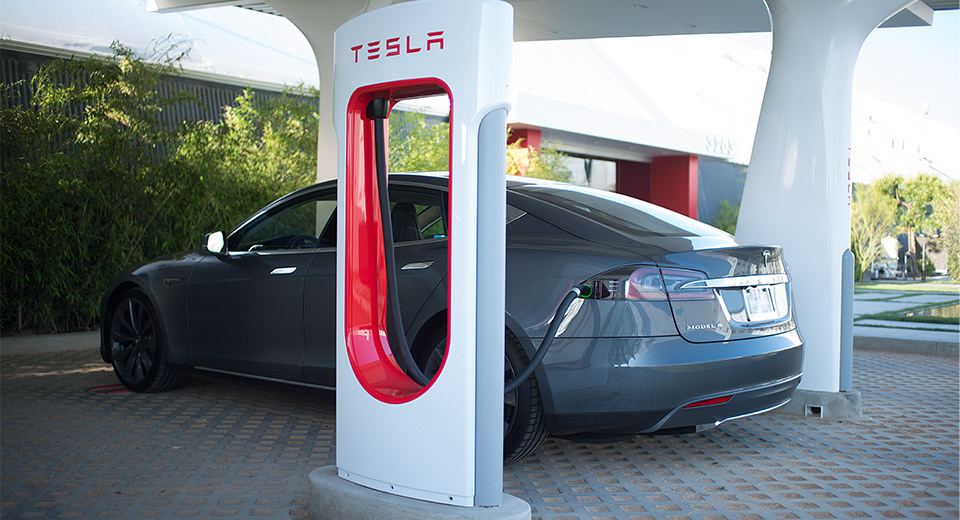 Tesla installe ses premières bornes de recharge en France