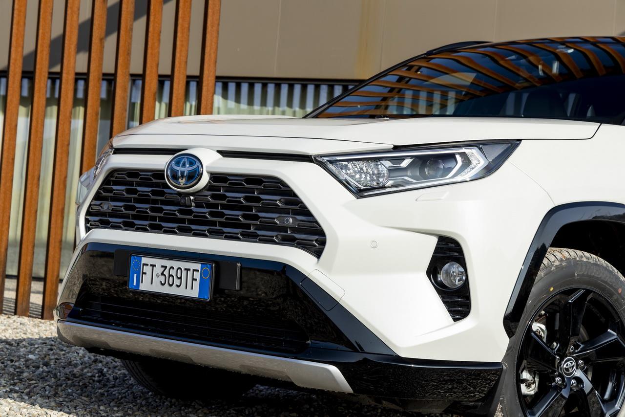 Photo 24 - Toyota RAV4 Hybride 2019 blanc zoom calandre - Essai Toyota ...