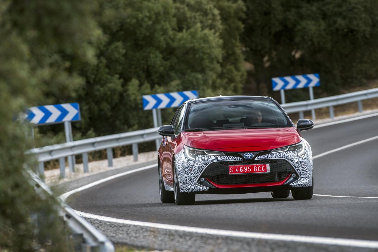 Photo 2 - Toyota Corolla Hybride 2019 rouge action avant - Essai Toyota ...