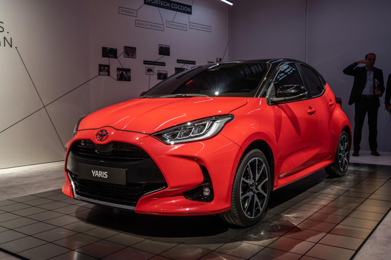 Photo 7 - Toyota Yaris hybride 2020 rouge toit noir en studio - Toyota ...