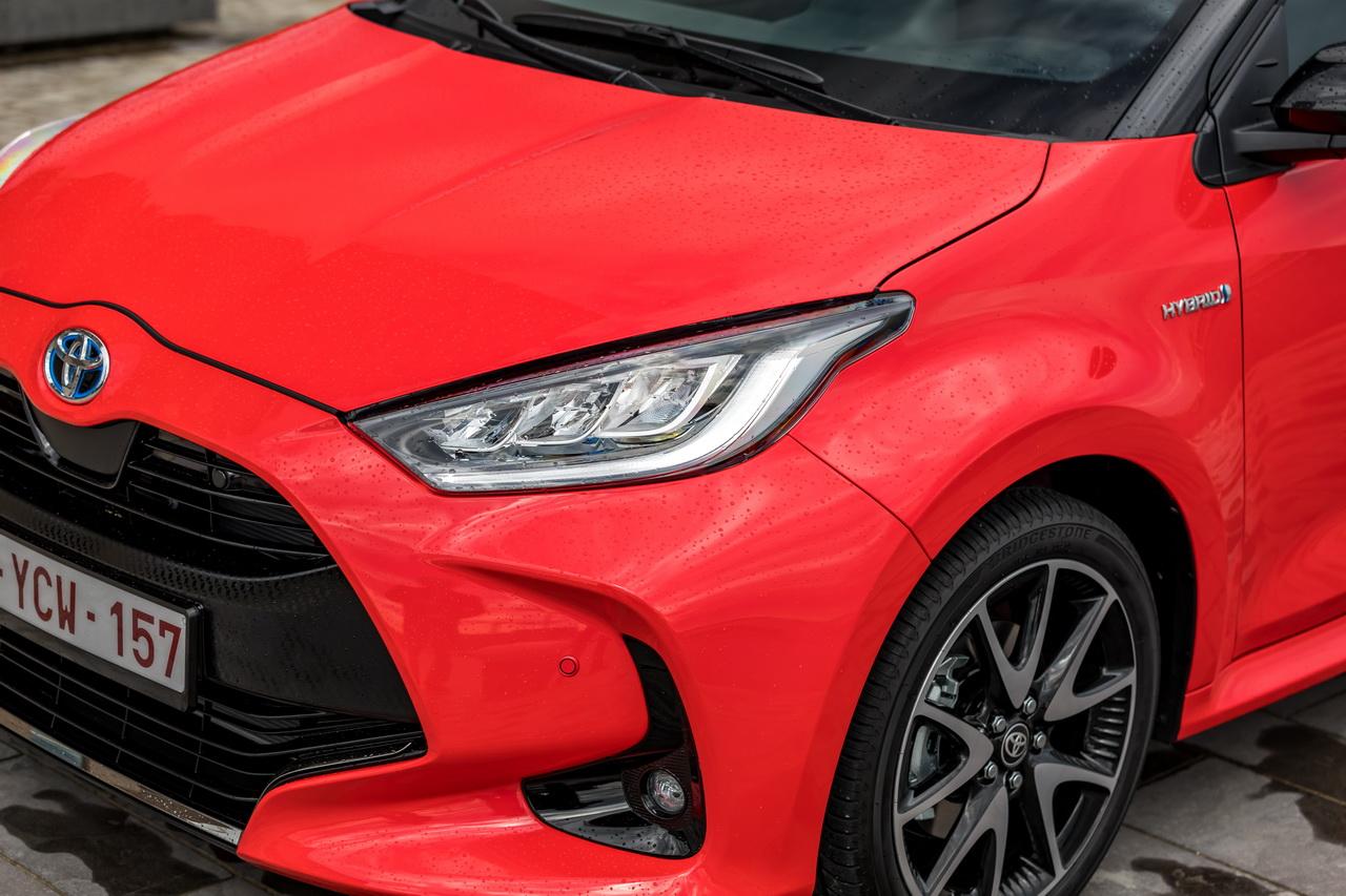 Photo 14 - toyota yaris hybride rouge feu avant - Essai Toyota Yaris ...