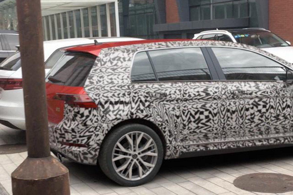 Photo 2 - Volkswagen Golf 8 rouge vue arrière 2019 photo espion ...