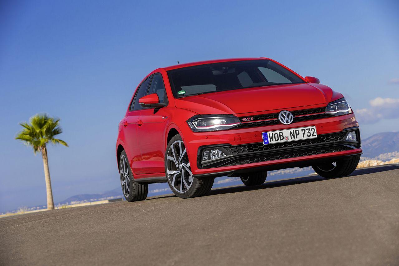 Photo 4 - Volkswagen Polo GTI rouge vue avant - Audi A1 Sportback (2019 ...