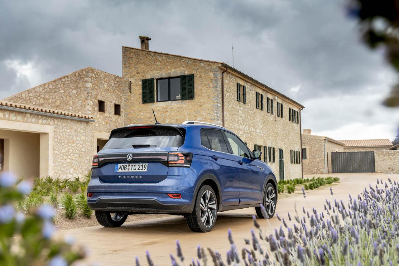 Photo 30 - Volkswagen T-Cross R-Line bleu statique arrière droit ...