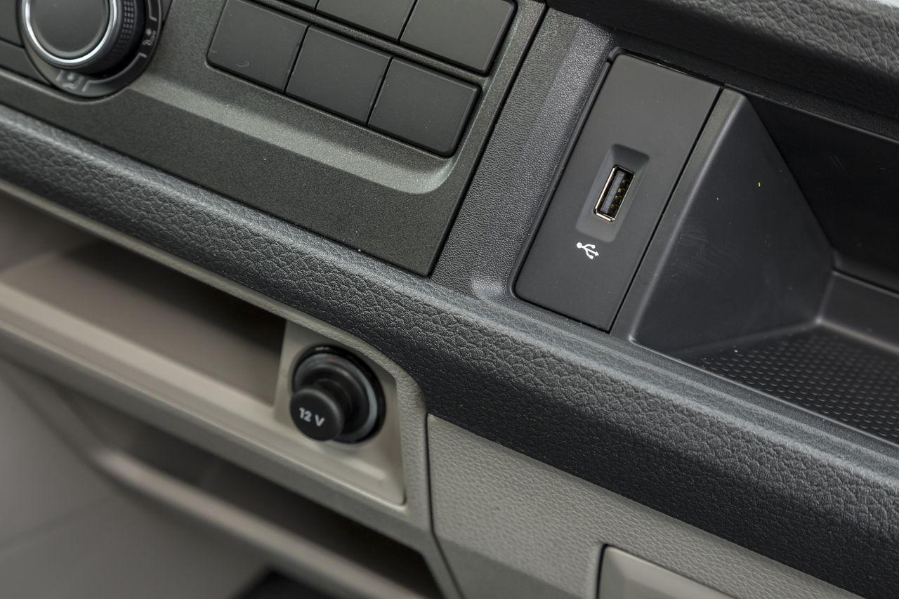 Photo 14 - détail prise USB Volkswagen Transporter 2.0 TDI 140 - Essai ...