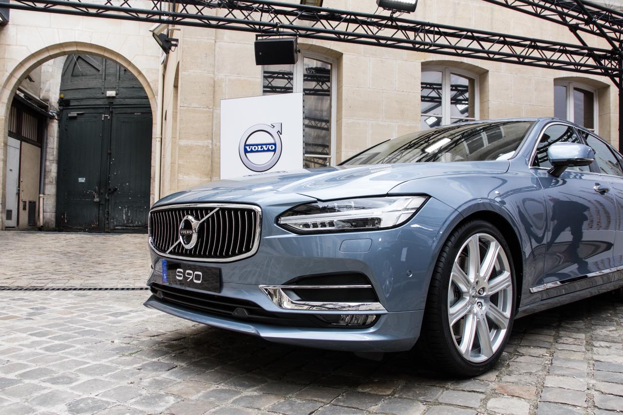 Photo 2 - Volvo S90 3/4 avant bleue - Volvo S90, V90 et XC90 Excellence ...