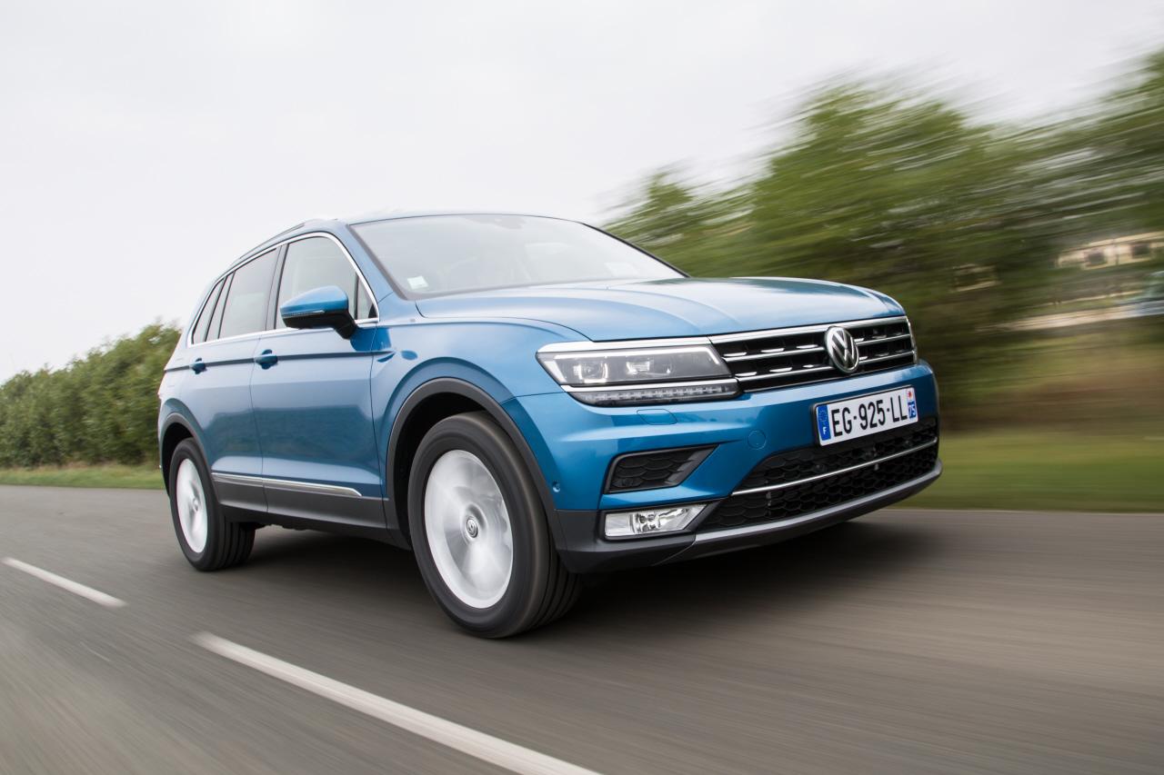 Photo 2 - travelling sur route du volkswagen tiguan TDI DSG 2016 ...